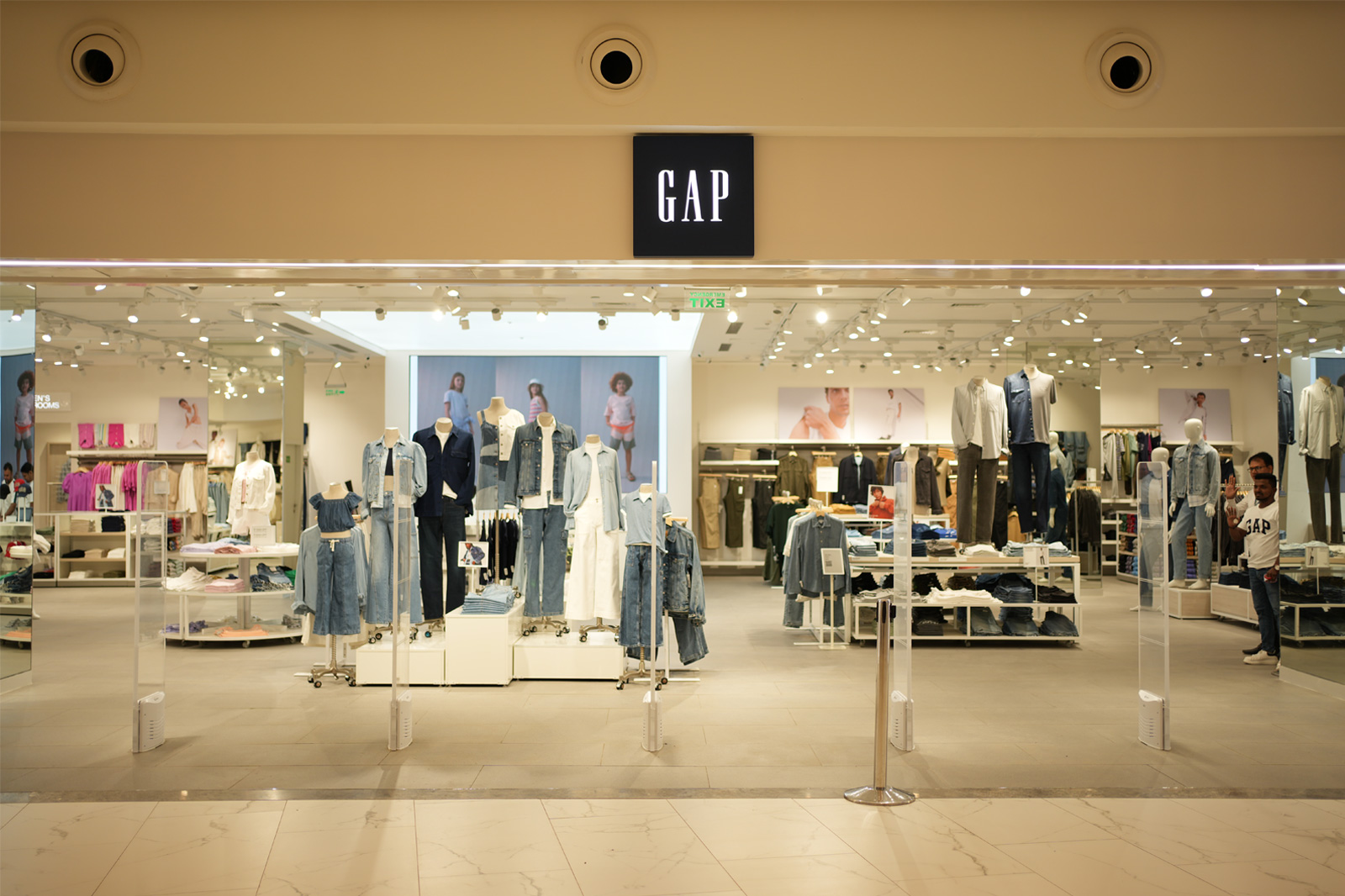 Gap Oberoi Mall